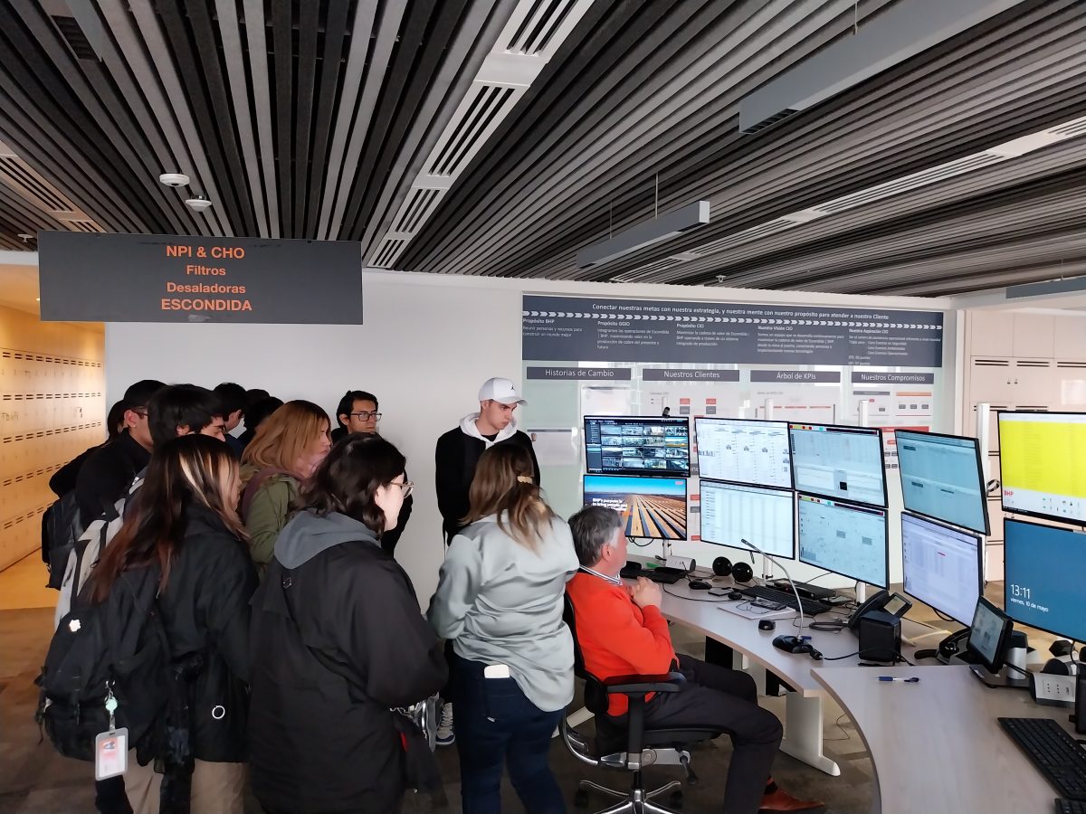 Estudiantes UAH visitan el CIO de BHP | UAH - Universidad Alberto Hurtado